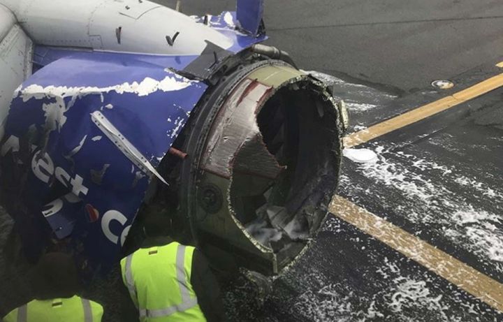Un moteur d'un avion de Southwest Airlines explose en plein vol et une femme meurt aspirée par ...