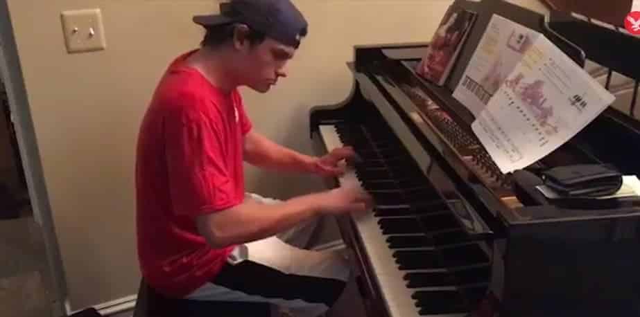 Un livreur de pizza s'invite au piano et surprend la famille – Tuxboard