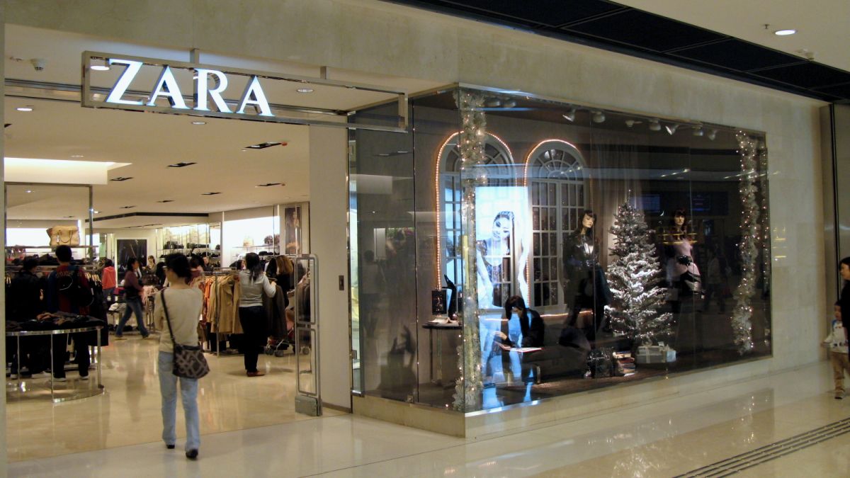 Rue chez Zara pour sa nouvelle paire de chaussures qui donne un look de ...