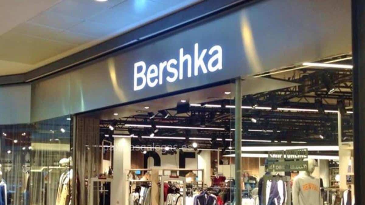 Bershka affole les fans de mode avec sa robe bandeau en denim à shopper d'urgence ! – Tuxboard