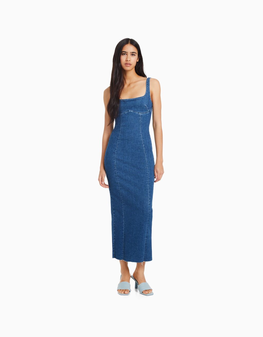 Bershka surfe la tendance du moment avec cette robe longue en jean élégante et flatteuse ...