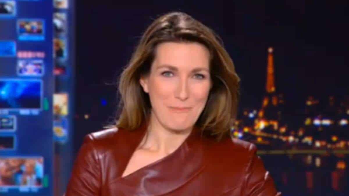 Anne-Claire Coudray sans soutien-gorge au JT de TF1, elle revient sur l'énorme polémique ...