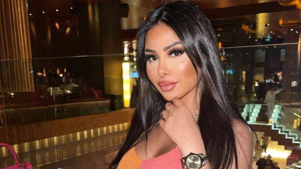 Maeva Ghennam présente sa demi-sœur, c'est son sosie en plus jeune ...