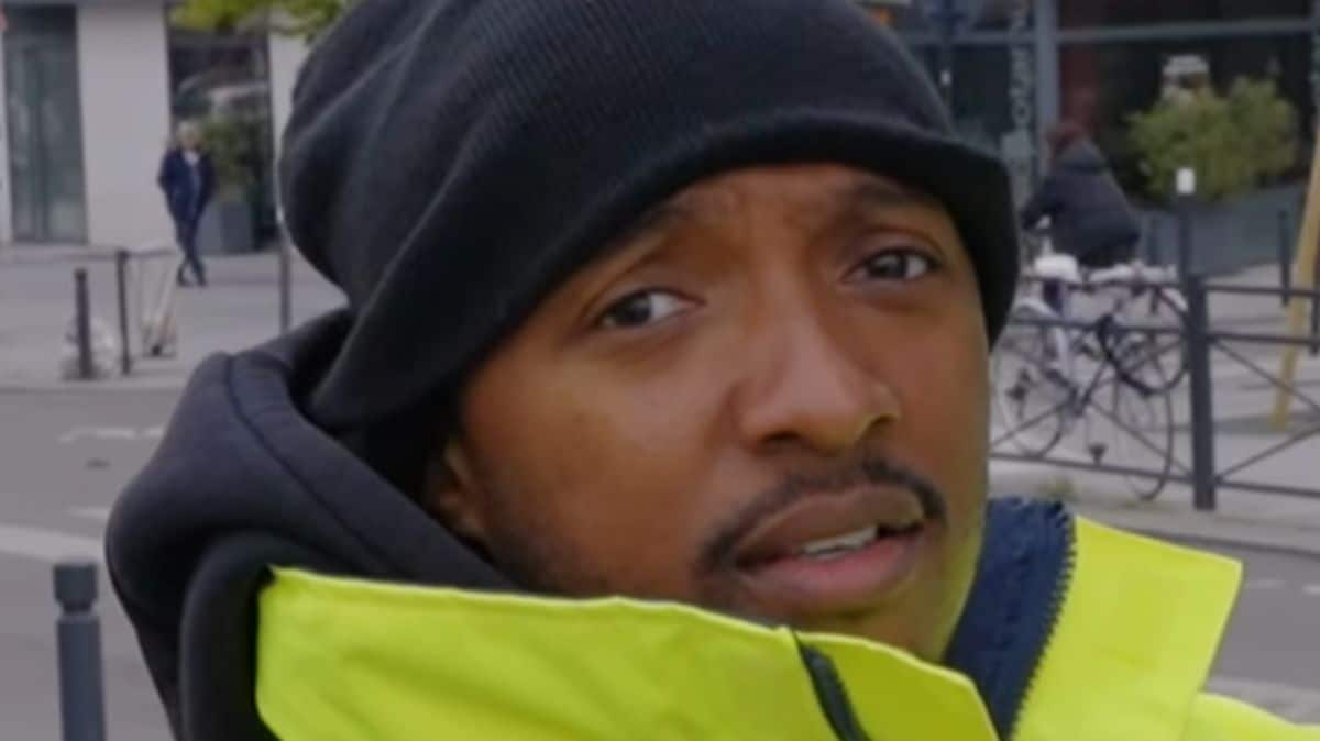 Soprano assure seul sa promo en mode incognito dans les rues de Paris ...