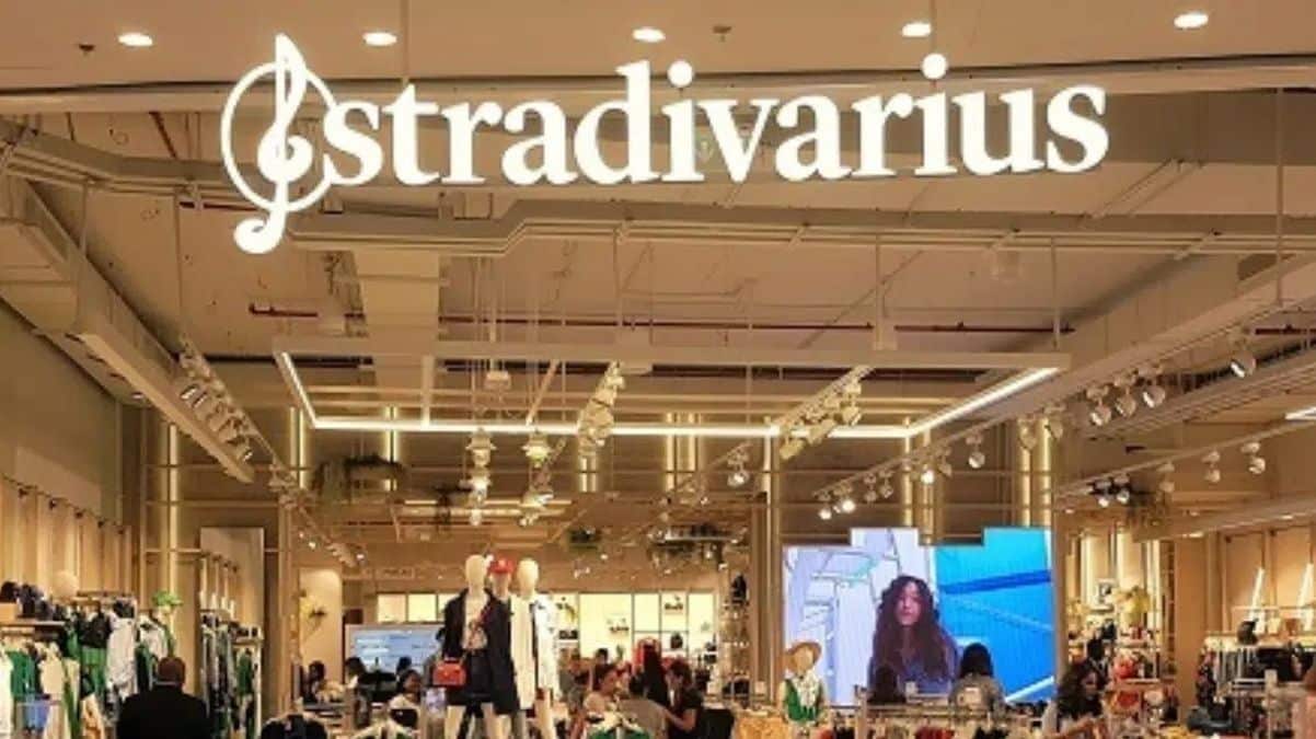 Stradivarius cartonne avec cette robe à volants qui va vite devenir indispensable cet été ...