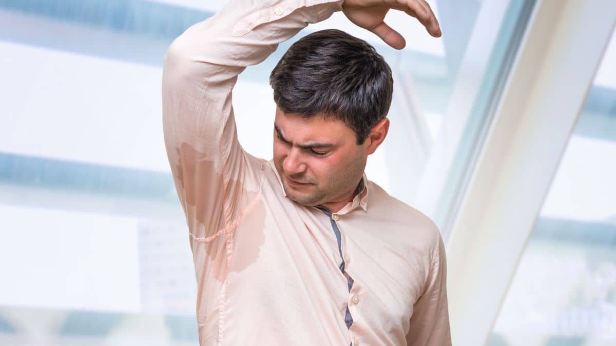 L'astuce géniale et pas chère pour retirer les odeurs de transpiration sur tous les vêtements ...