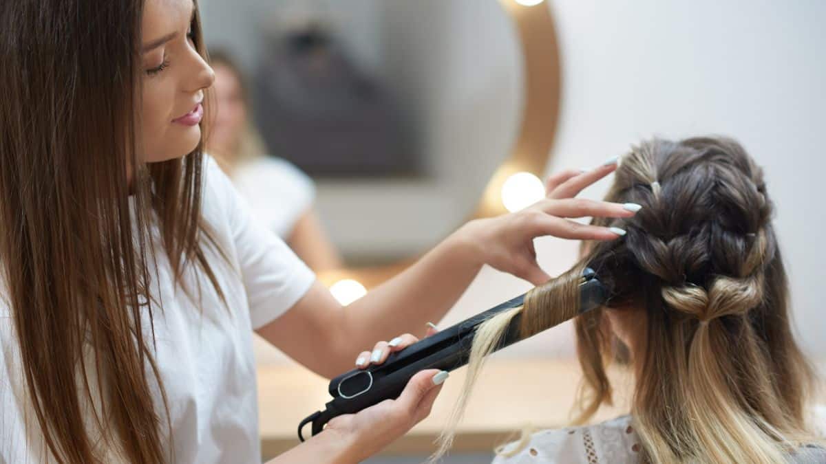 Ce gros danger chez le coiffeur qui peut provoquer un AVC et voici la ...