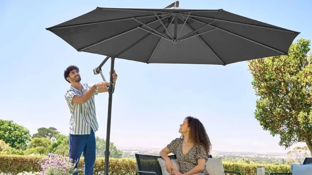 Ce parasol LIDL élimine la lumière du soleil, les UV et s'incline pour ...