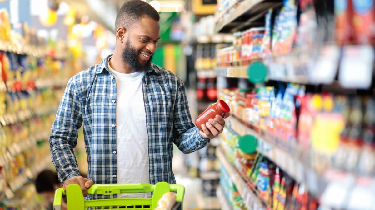 Il va faire les courses pour sa femme et revient avec la somme de 900 ...